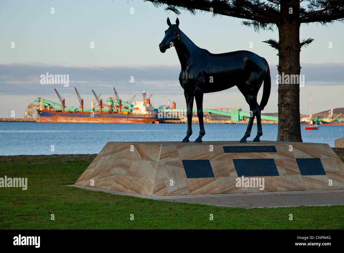Statue of race horse Makybe Diva Stock Photo - Alamy