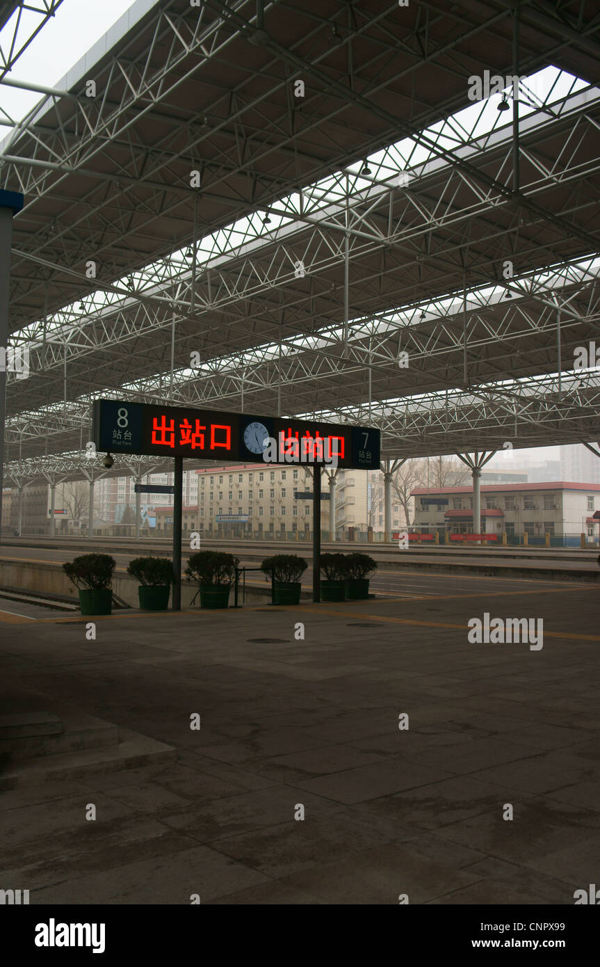 Chinese railway platform hi-res stock photography and images - Alamy