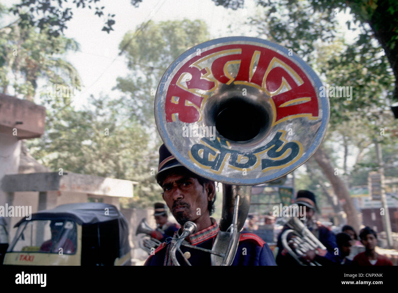 Indian orchestra musician with a horn in Udaipur, Rajastán, India Stock ...