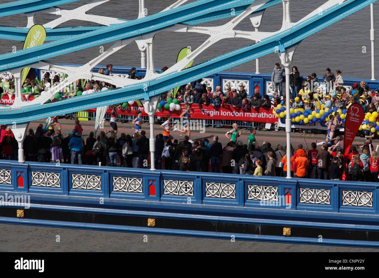 London marathon spectators hi-res stock photography and images - Alamy