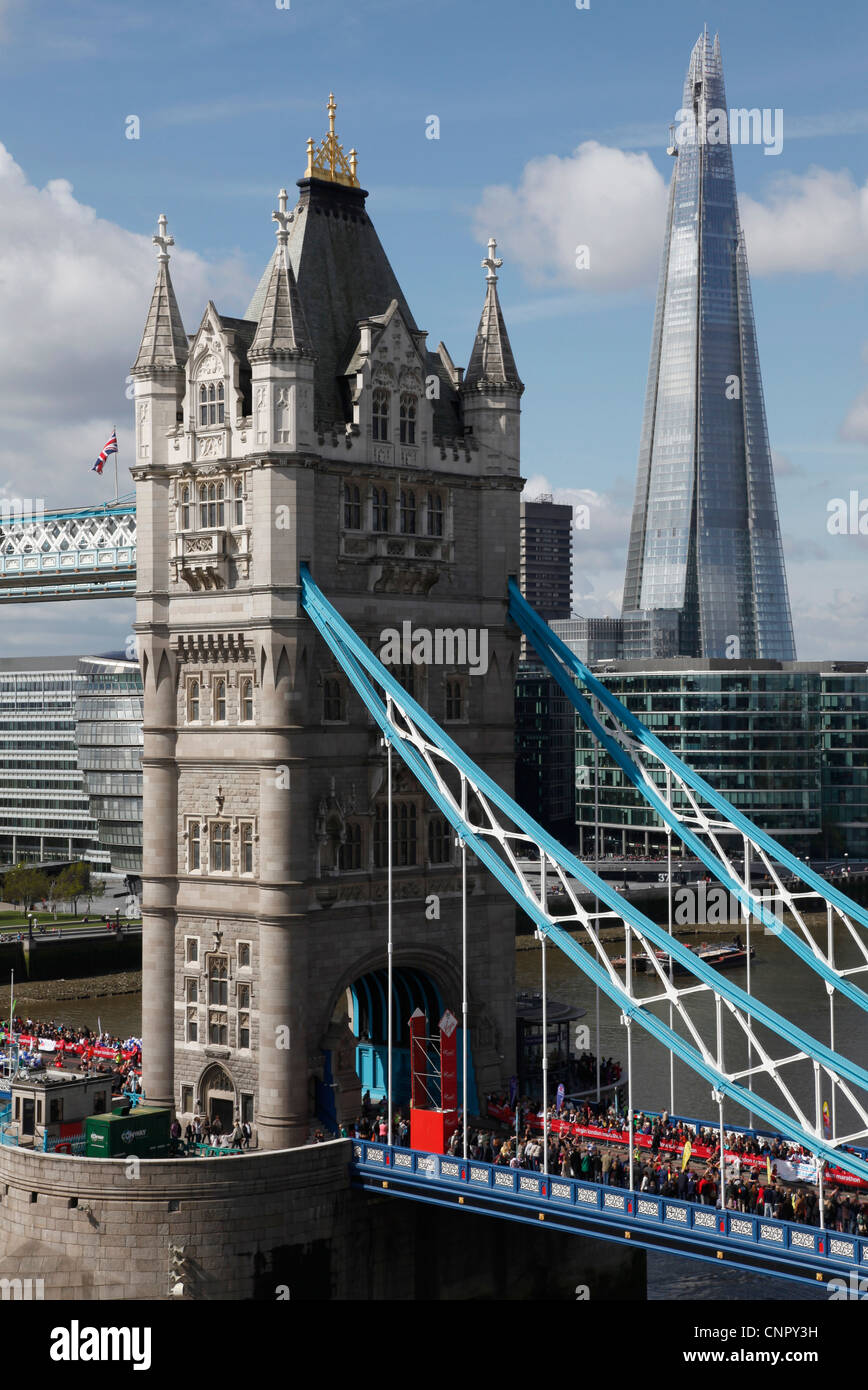 The london marathon, tower bridge hi-res stock photography and images ...