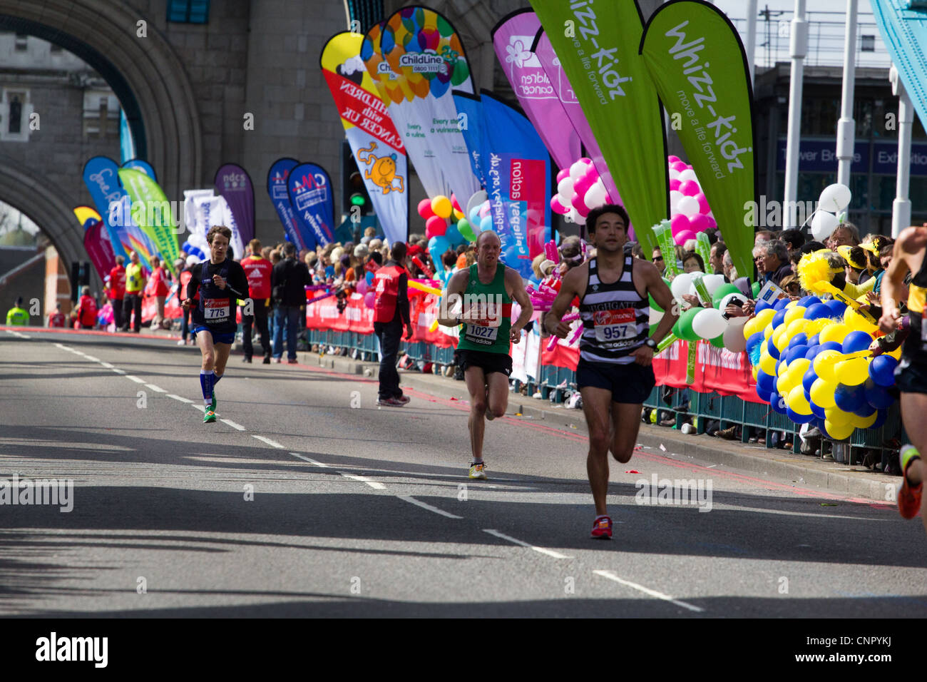 Runners pass over tower bridge hi-res stock photography and images - Alamy