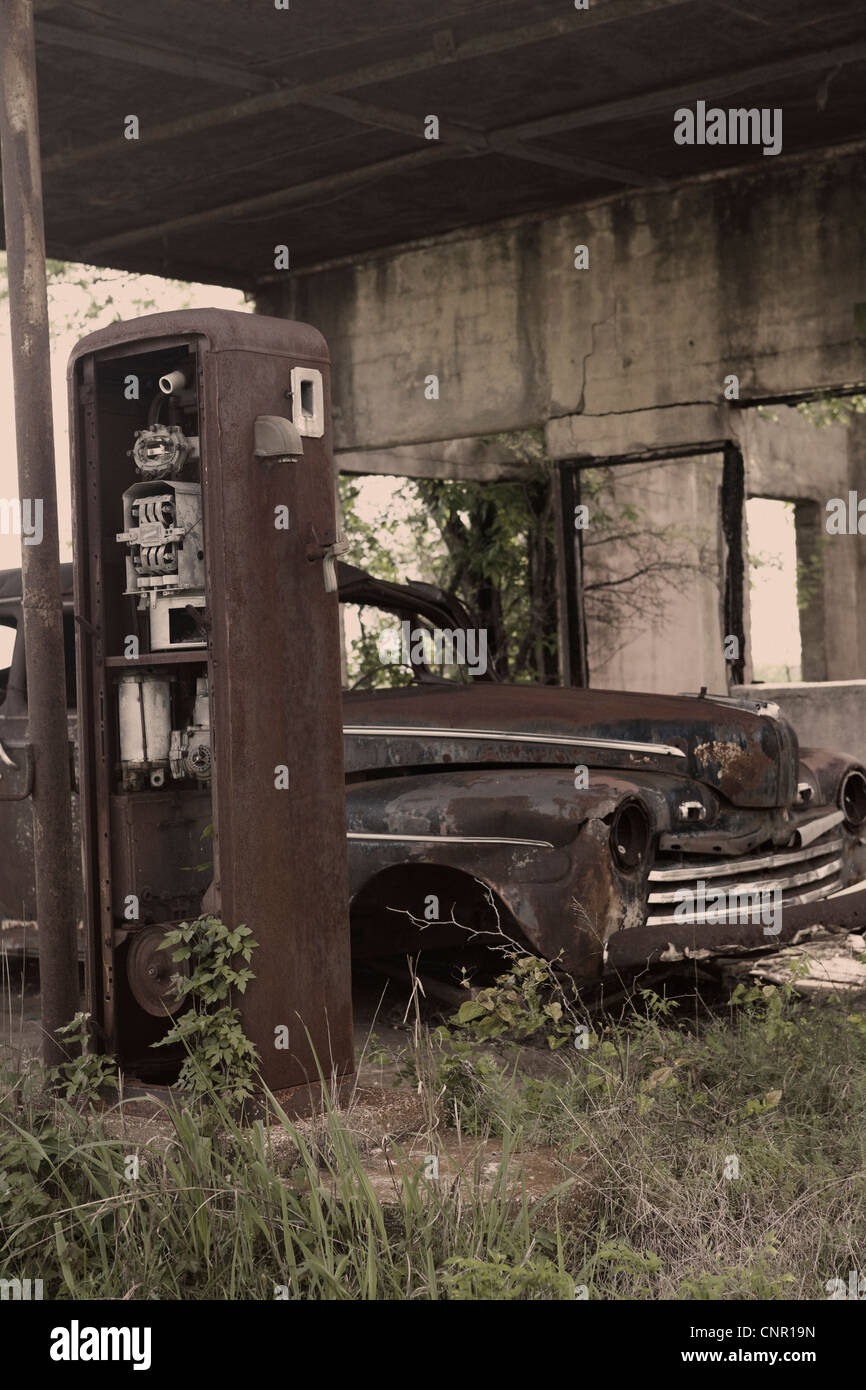 Old car rusting away at an abandoned gas station in central Texas Stock ...