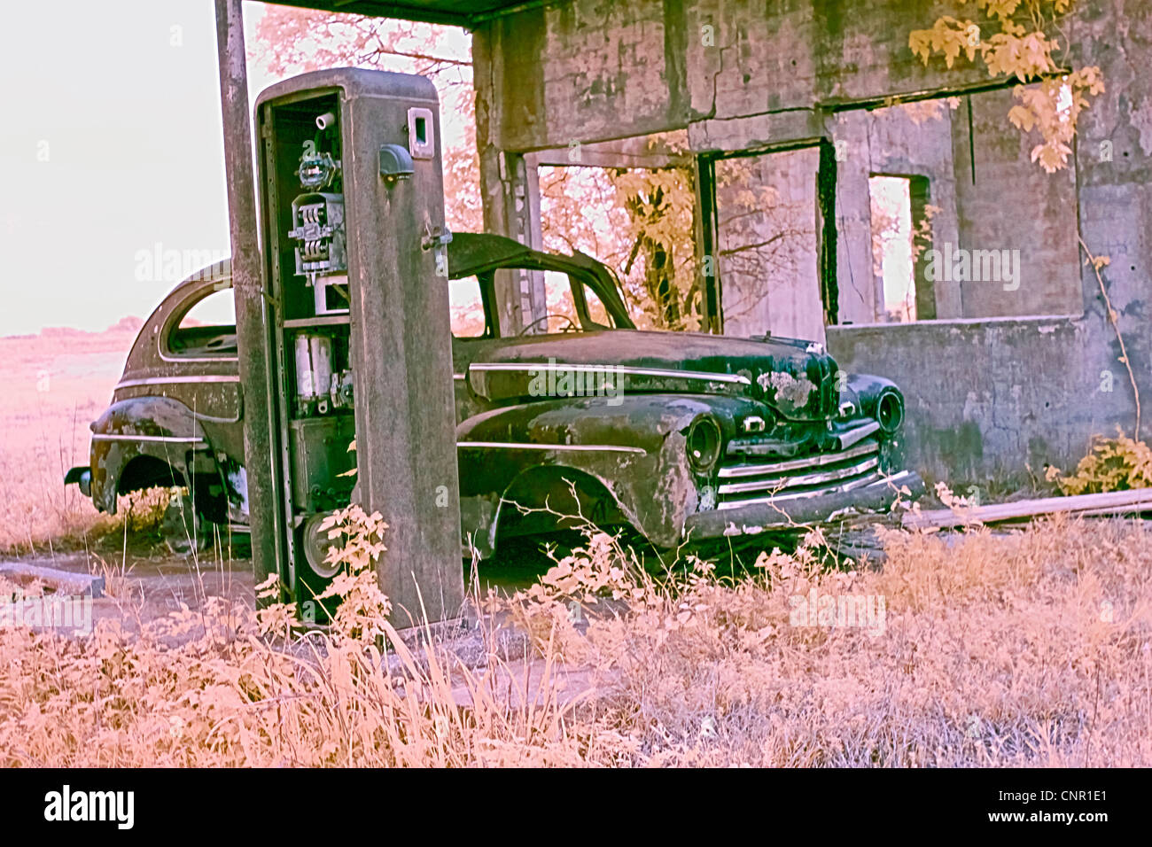 Old car rusting away at an abandoned gas station in central Texas Stock ...