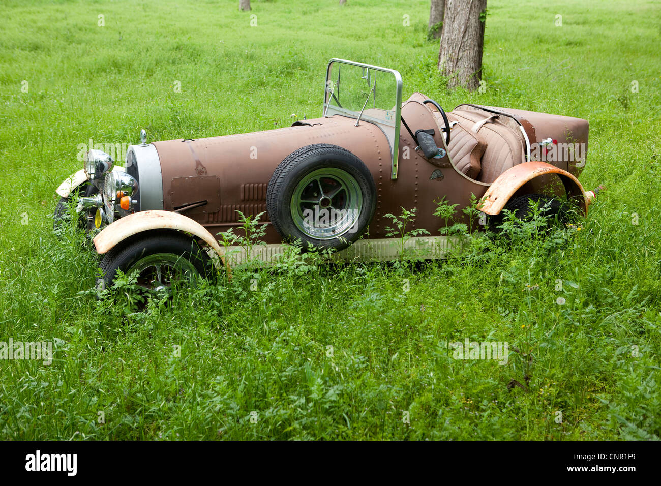 Old car rusting away in a field in central Texas Stock Photo - Alamy