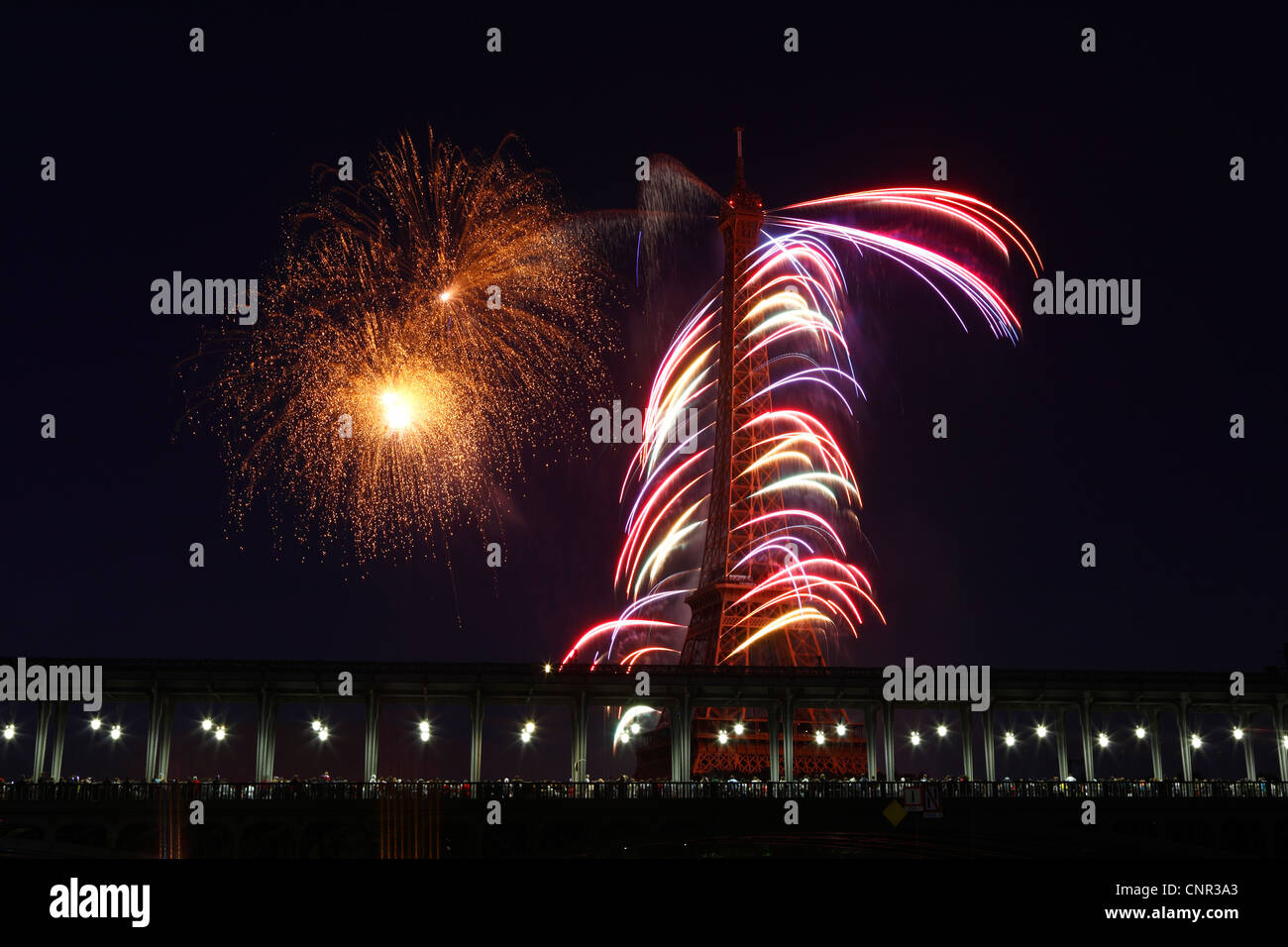 Paris fireworks bastille day bridge hi-res stock photography and images ...
