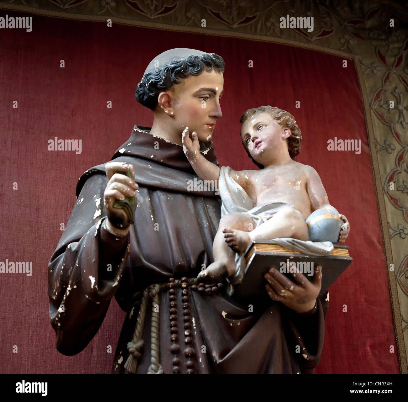 Statue of Anthony Padua with the infant Jesus Christ Stock Photo - Alamy