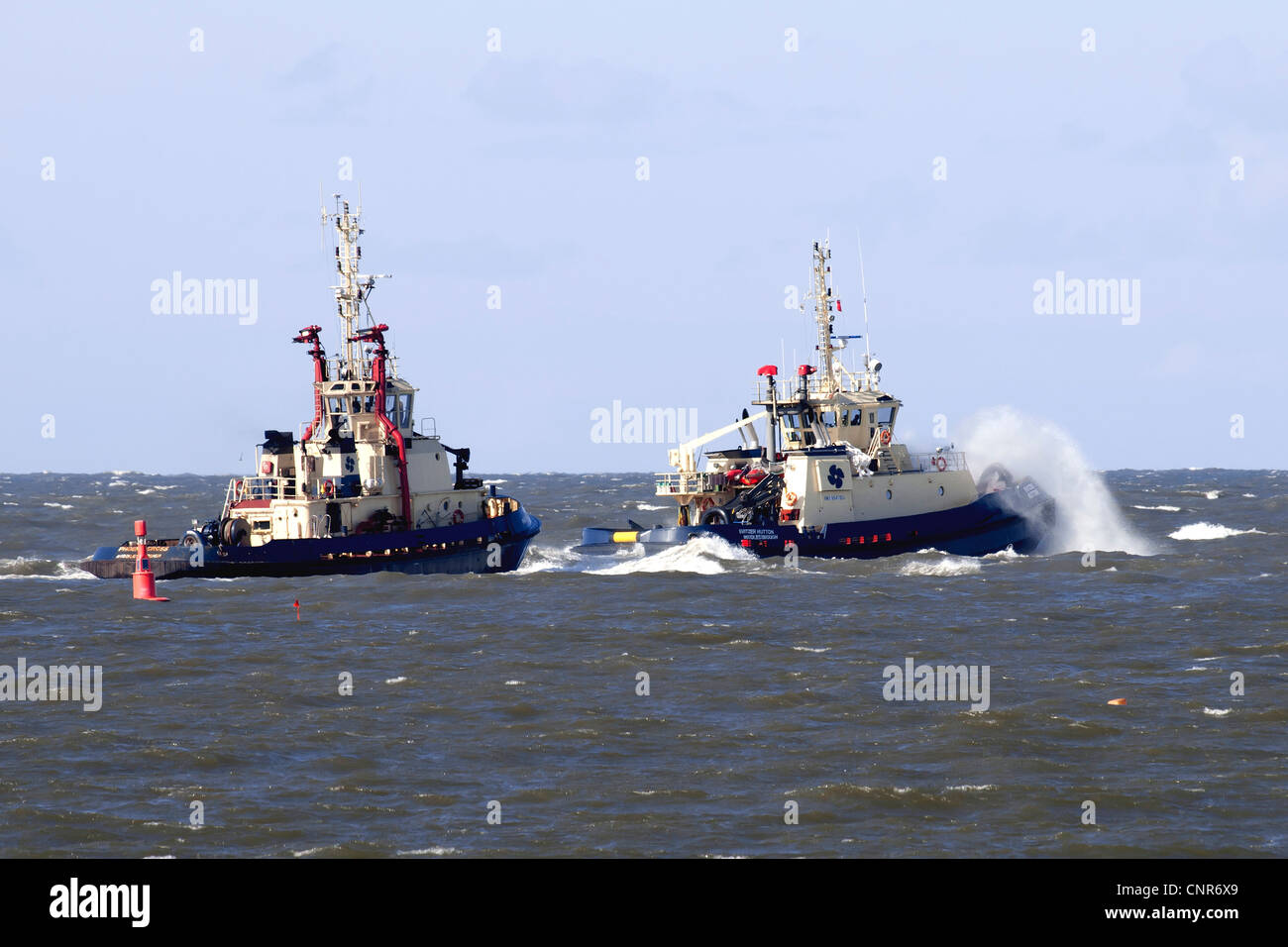 Harbour tugs "Svitzer Hutton" and "Phoenix Cross" manoeuvre into ...