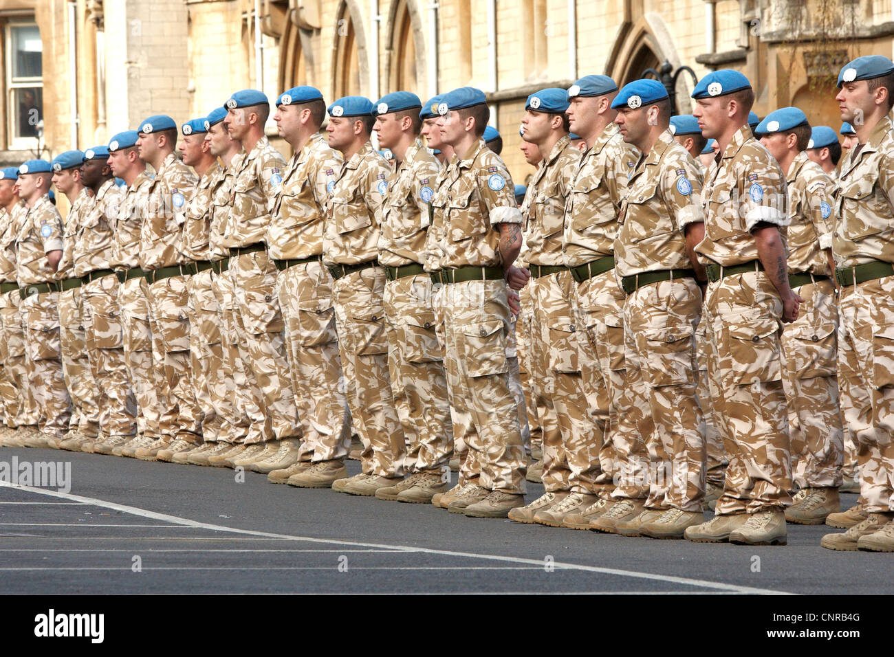 British army soldiers standing attention hi-res stock photography and ...