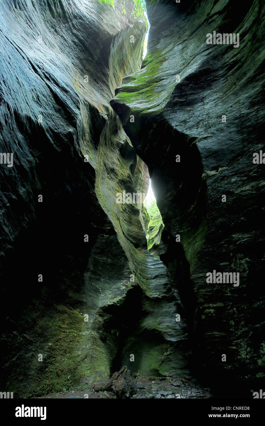 Fissure cavern hi-res stock photography and images - Alamy