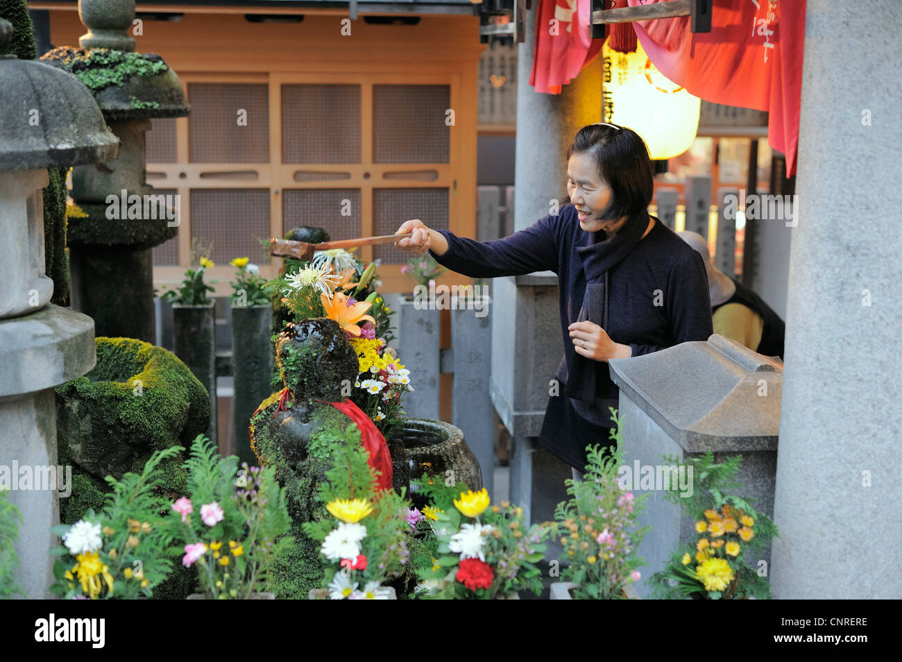 Japanese woman pouring water on Fudo-myoo-statue at Hozen-Ji, Osaka ...