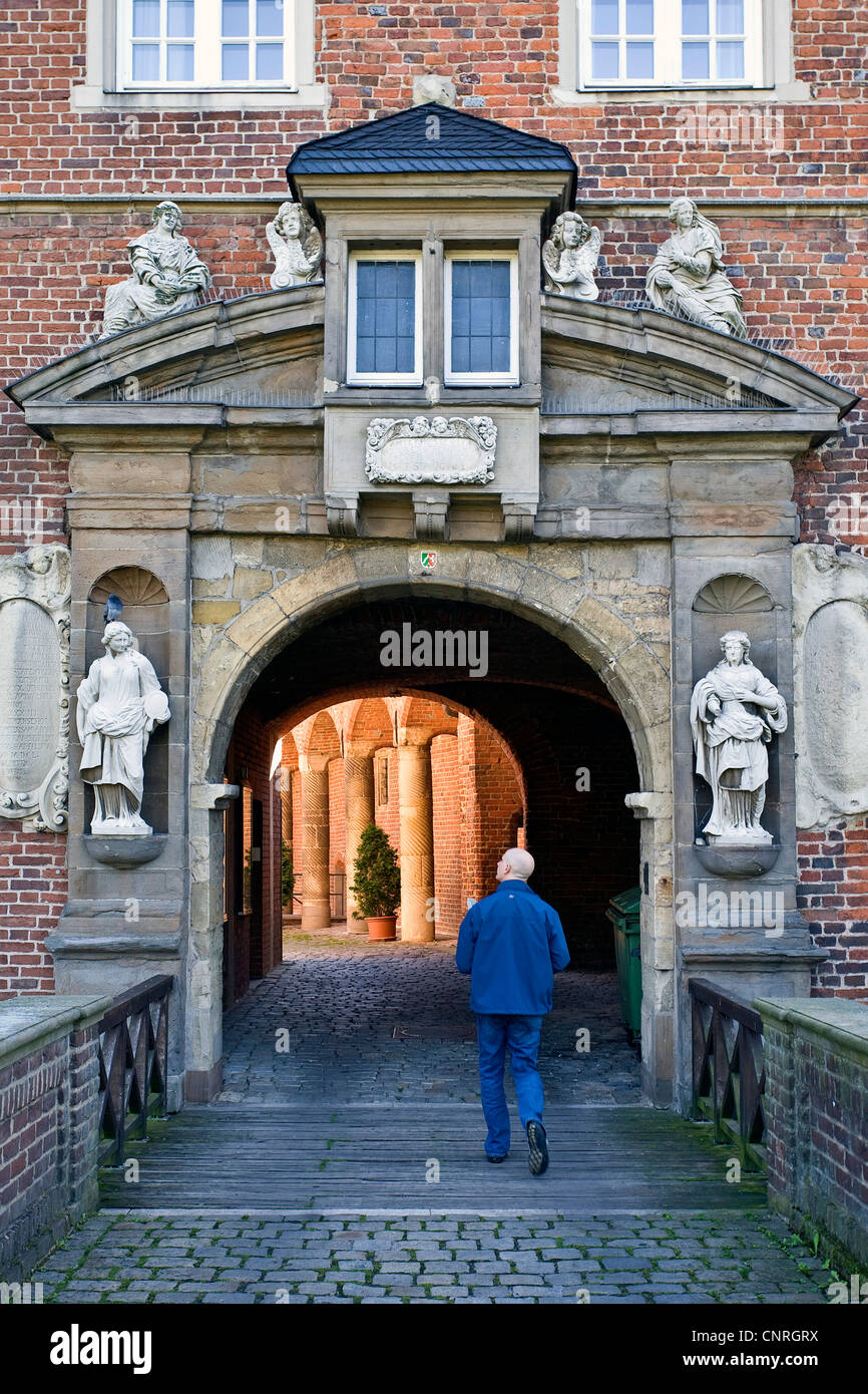 German castle bridge hi-res stock photography and images - Alamy