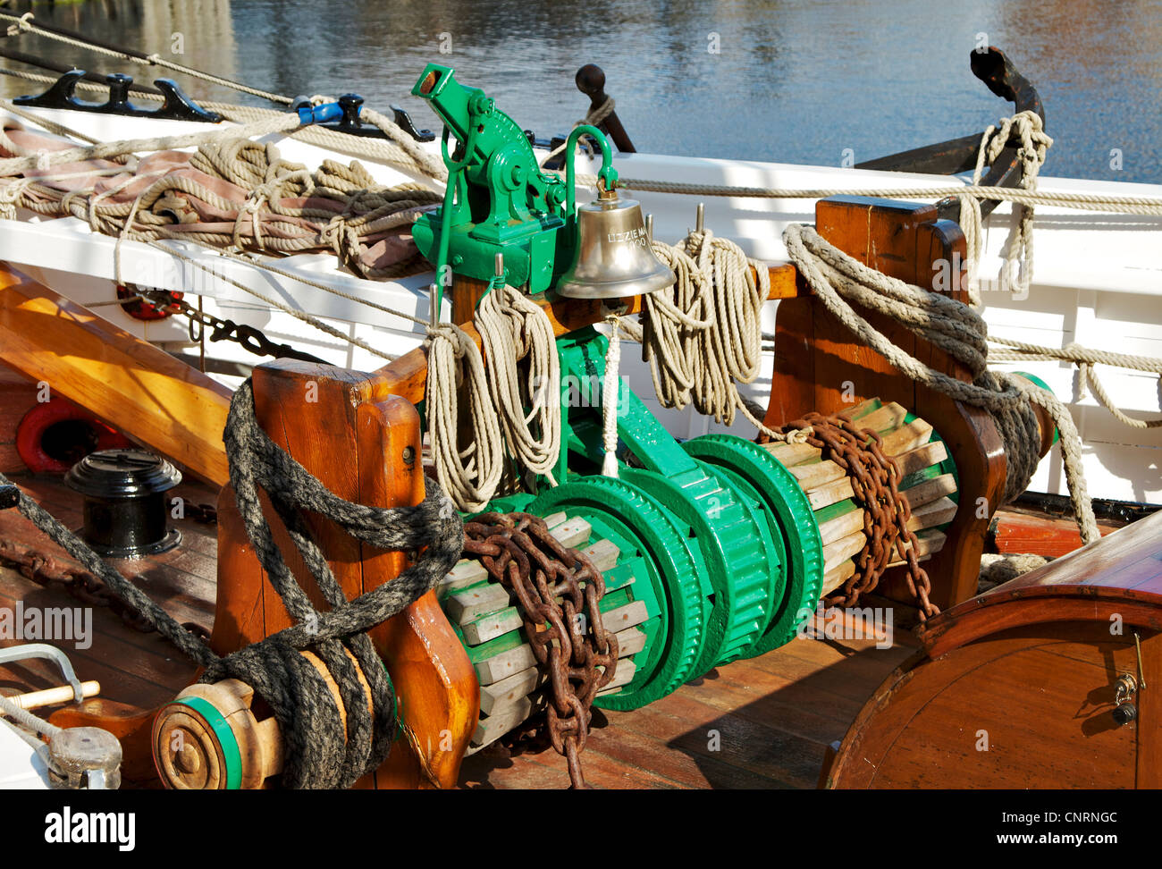 Ship ropes and pulleys hi-res stock photography and images - Alamy