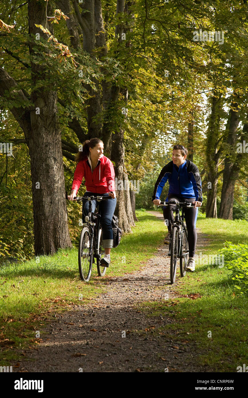 Cycleway at avenue near kemnade castle hi-res stock photography and ...