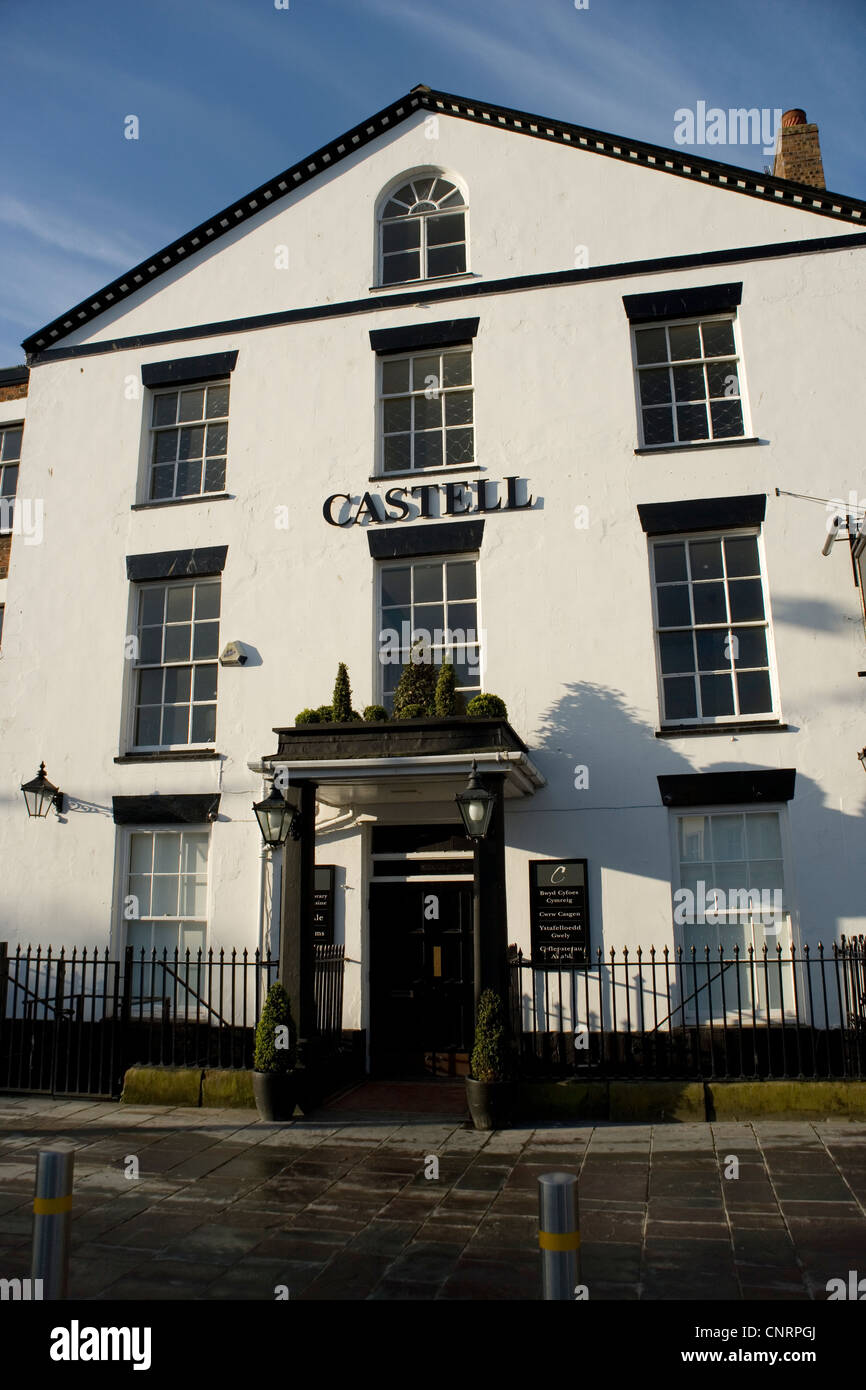 Castell Hotel in the castle square in Caernarfon, North Wales Stock ...