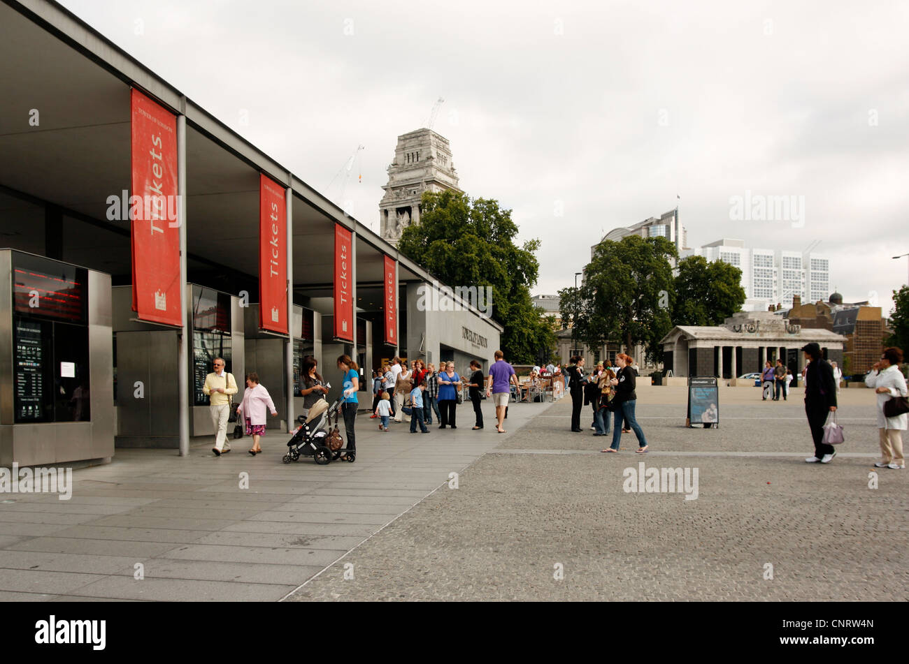 Queue tower of london hi-res stock photography and images - Alamy