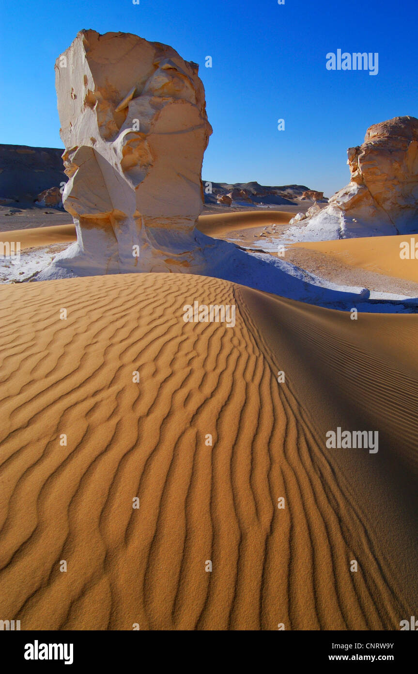 desert landscape with rocks, Egypt, White Desert National Park Stock ...