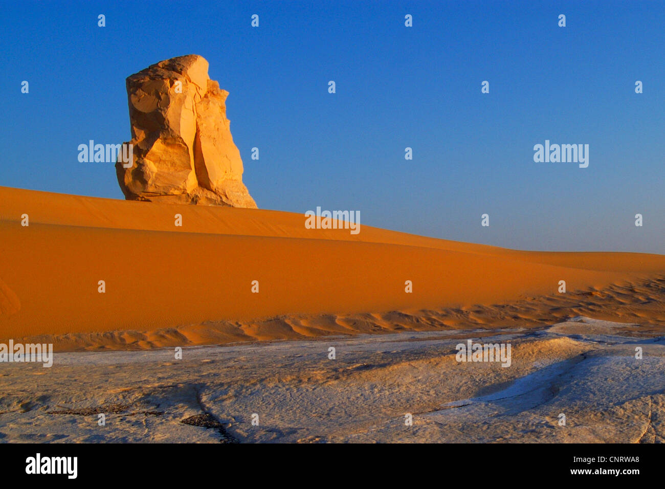 tor in desert landscape, Egypt, White Desert National Park Stock Photo ...