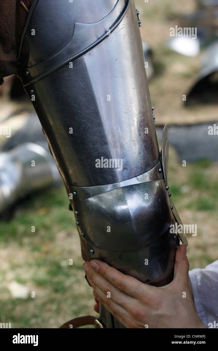 Tower of London - 15 Century replica armour - Poleyn that protected the ...
