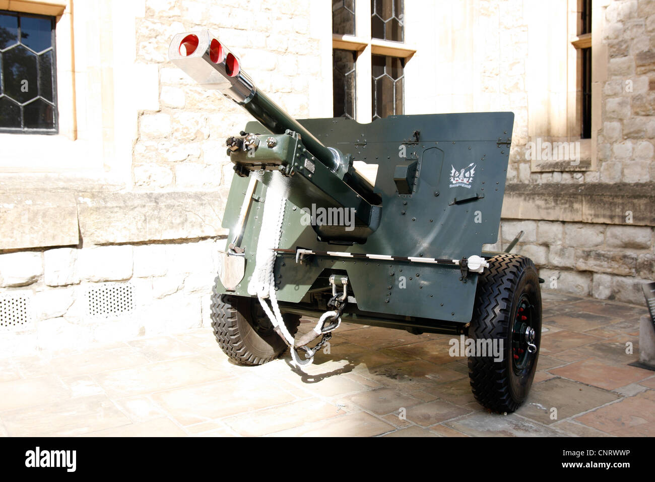 Tower of London - 25 pounder field gun, 1943. First used in 1939 the 25 ...