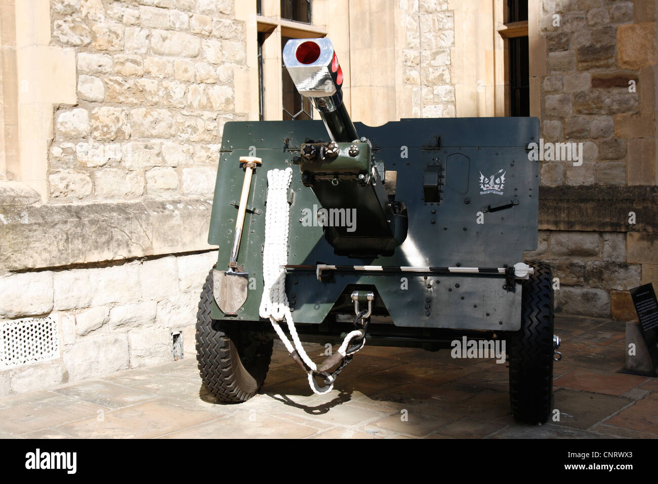 Tower of London - 25 pounder field gun, 1943. First used in 1939 the 25 ...