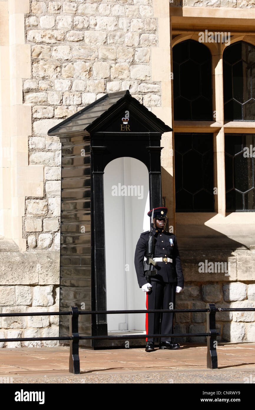 Tower of London - Sentry of the Queens Guard detachment at The Tower of ...