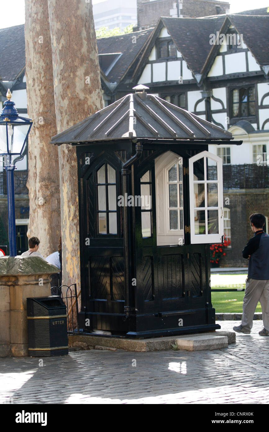 Tower of London - Sentry box for the Queens Guard Stock Photo - Alamy