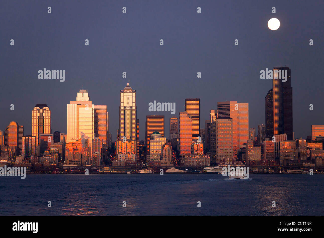 Seattle skyline elliott bay night hi-res stock photography and images ...