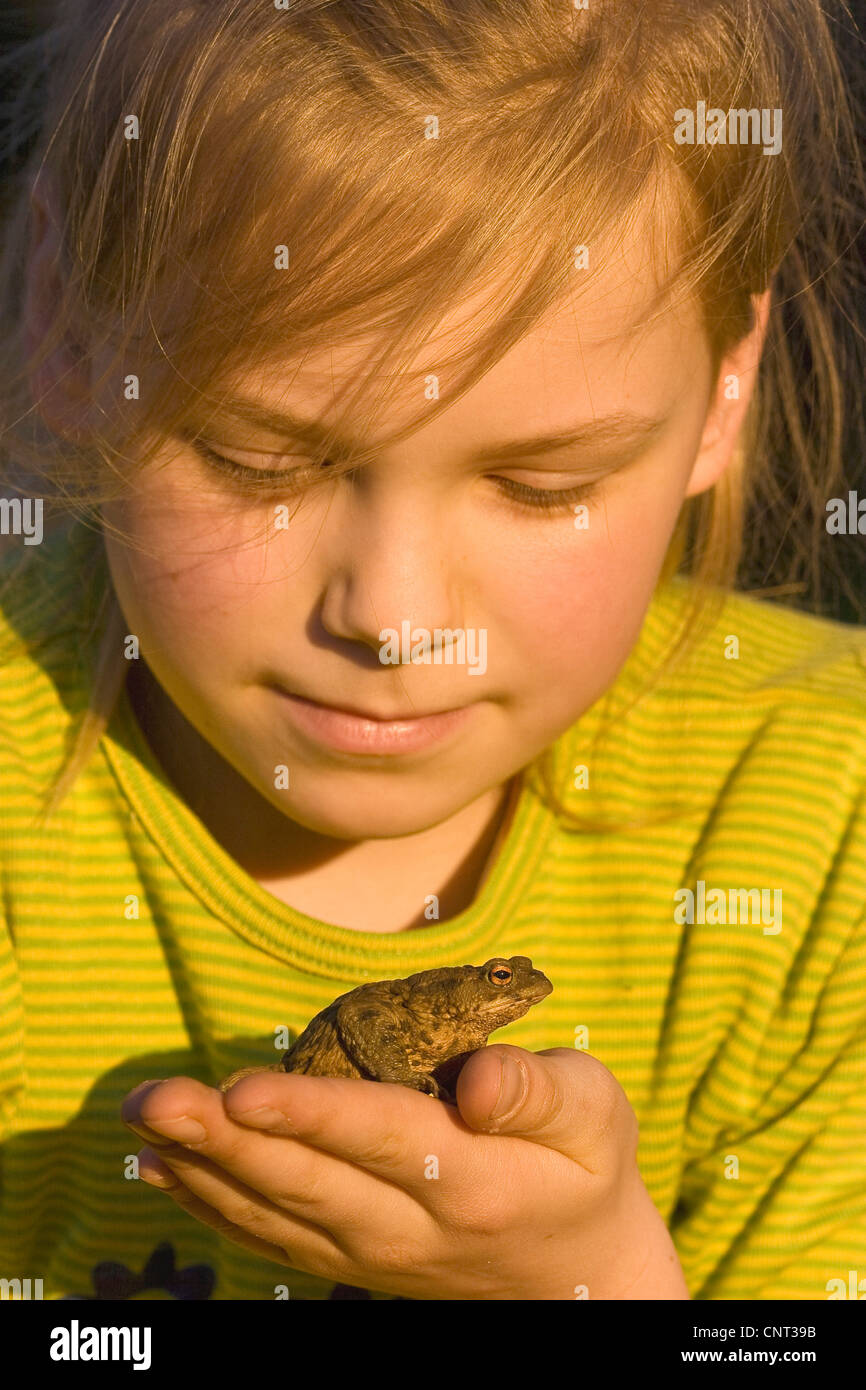 Kids with common toad hi-res stock photography and images - Alamy