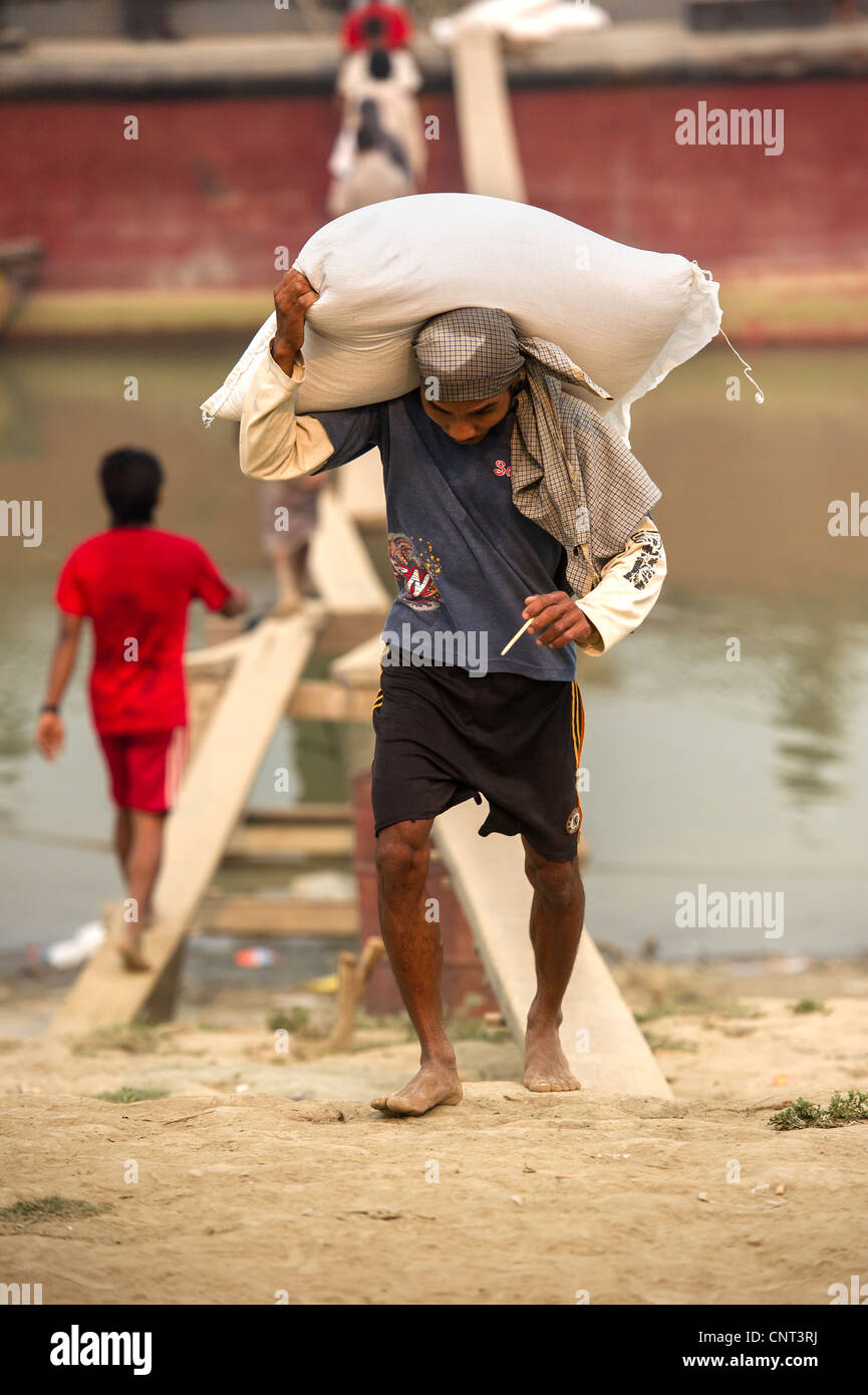 Unloading boats hi-res stock photography and images - Alamy