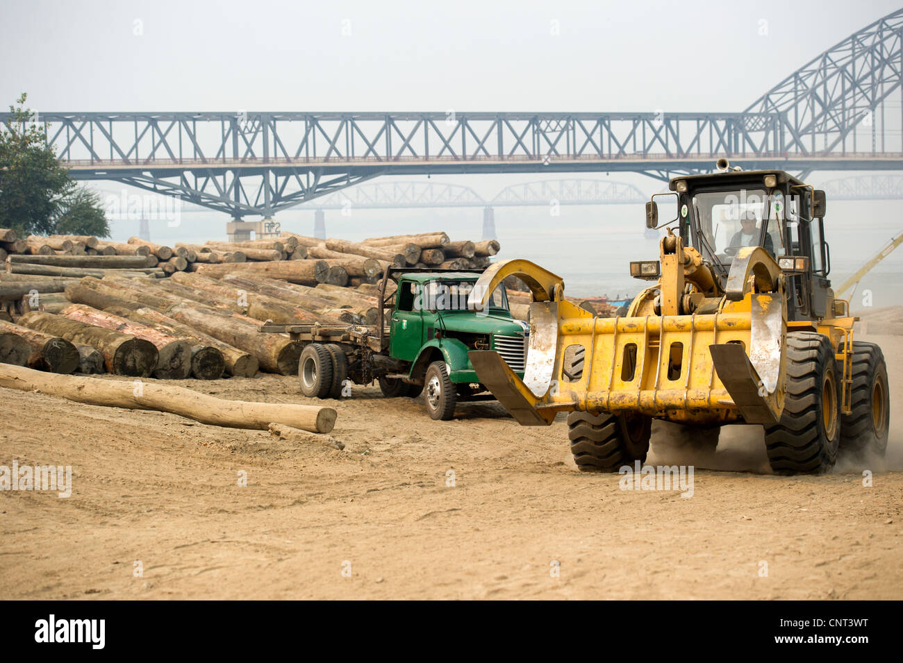 Front end loader loading hi-res stock photography and images - Alamy