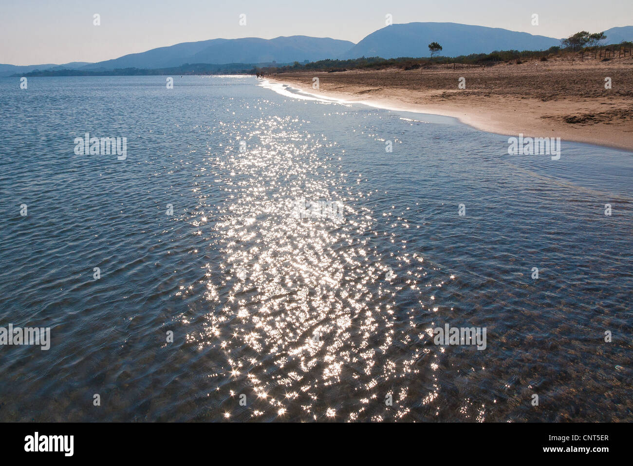 Sun between mountains hi-res stock photography and images - Alamy