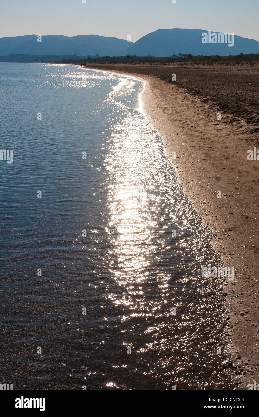 Sun between mountains hi-res stock photography and images - Alamy