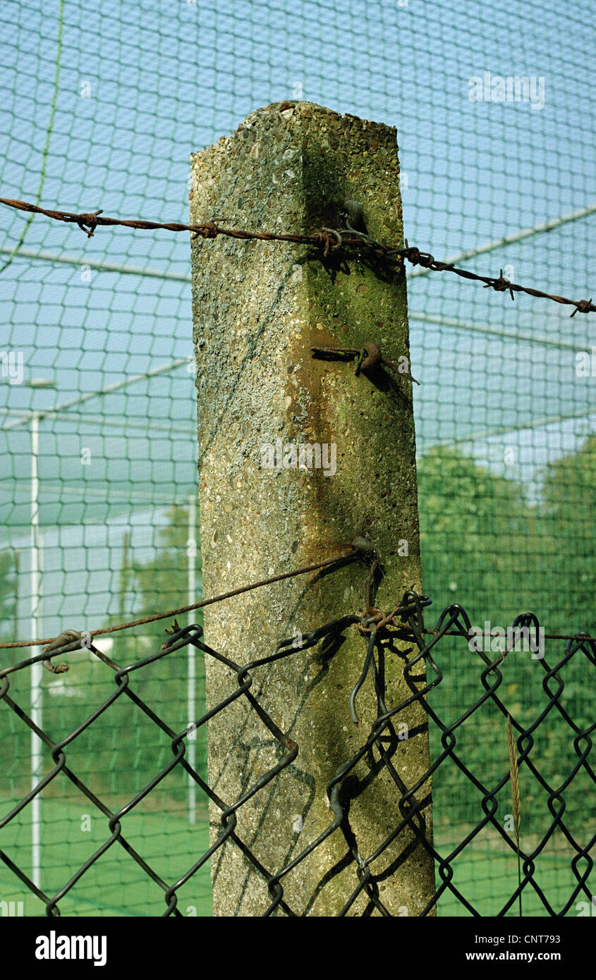 Concrete fence post barbed wire hi-res stock photography and images - Alamy