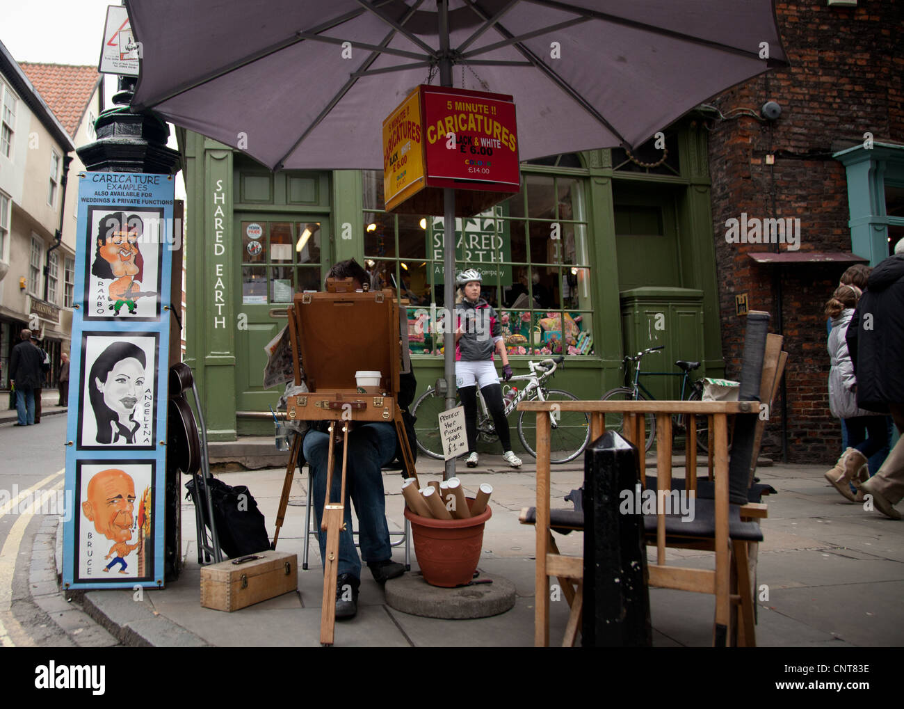 Street artist doing caricatures in a York street Stock Photo - Alamy