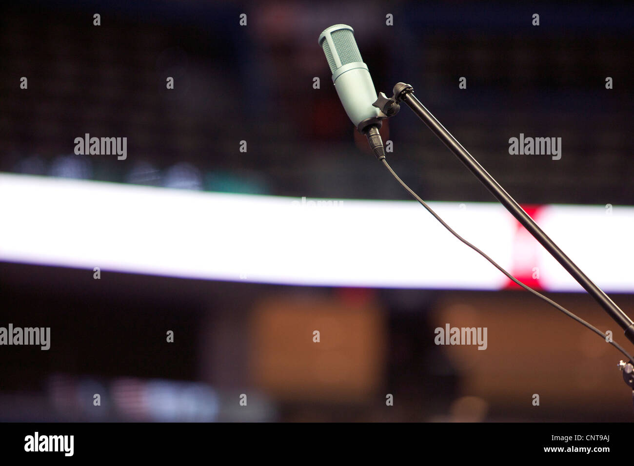 Without microphone hi-res stock photography and images - Alamy