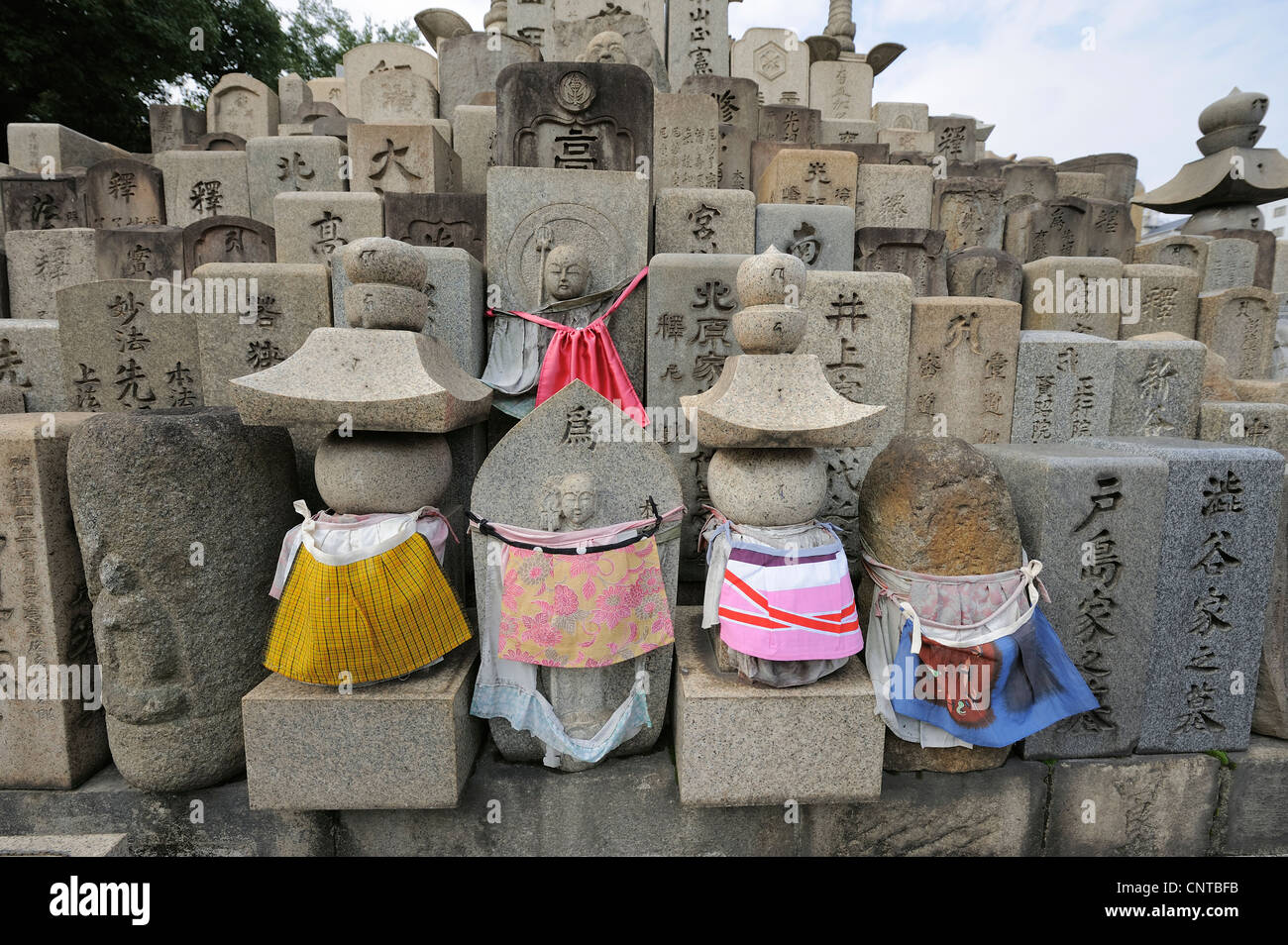 Japanese grave markers hi-res stock photography and images - Alamy