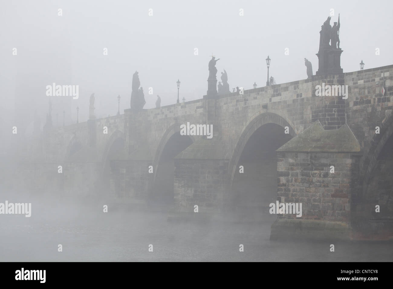 Morning fog over the Charles Bridge in Prague, Czech Republic Stock ...