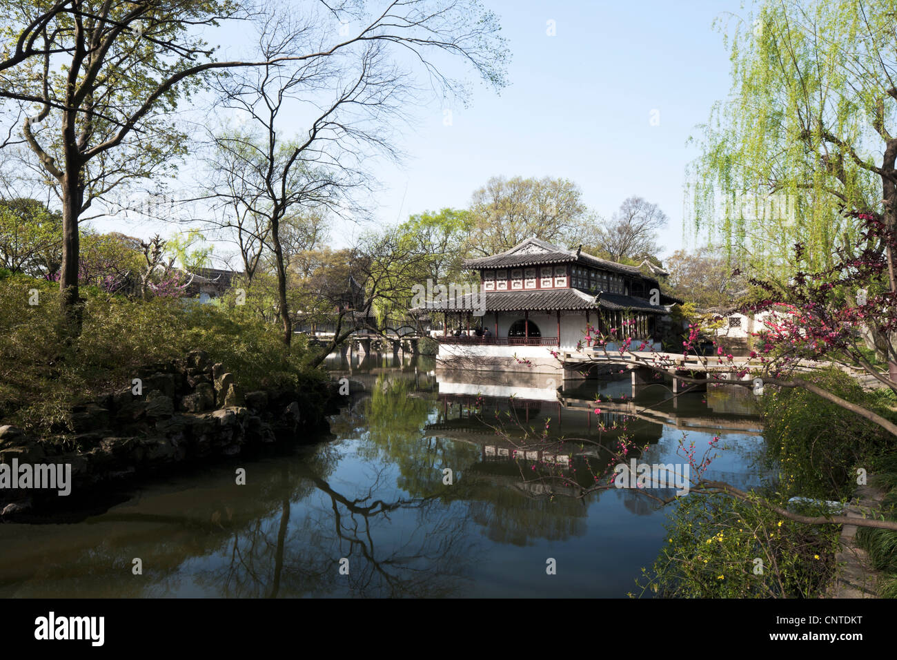 china，suzhou，zhuozheng garden，plant，Classsical Style，sunlight ，river ...