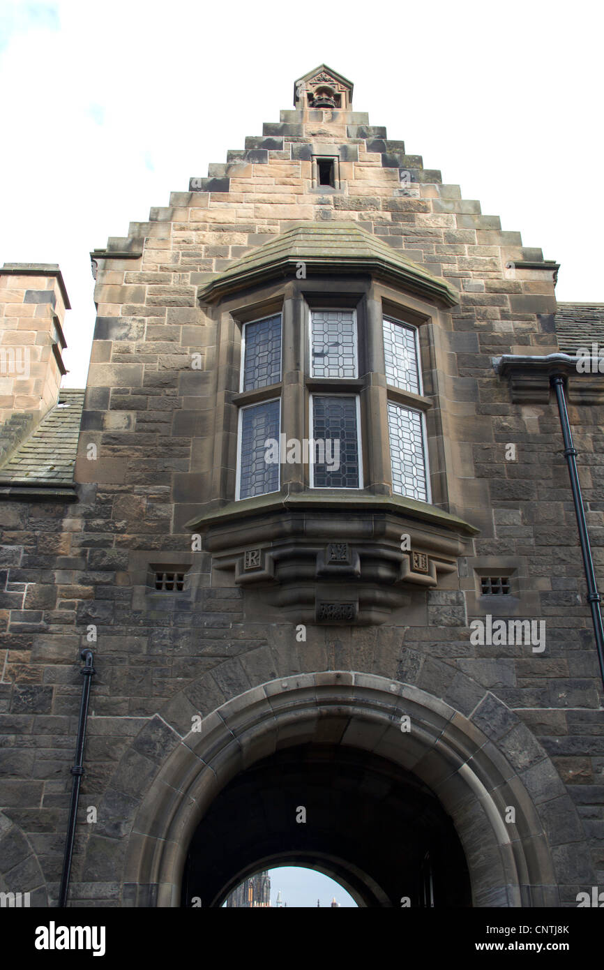 Edinburgh castle guard hi-res stock photography and images - Alamy
