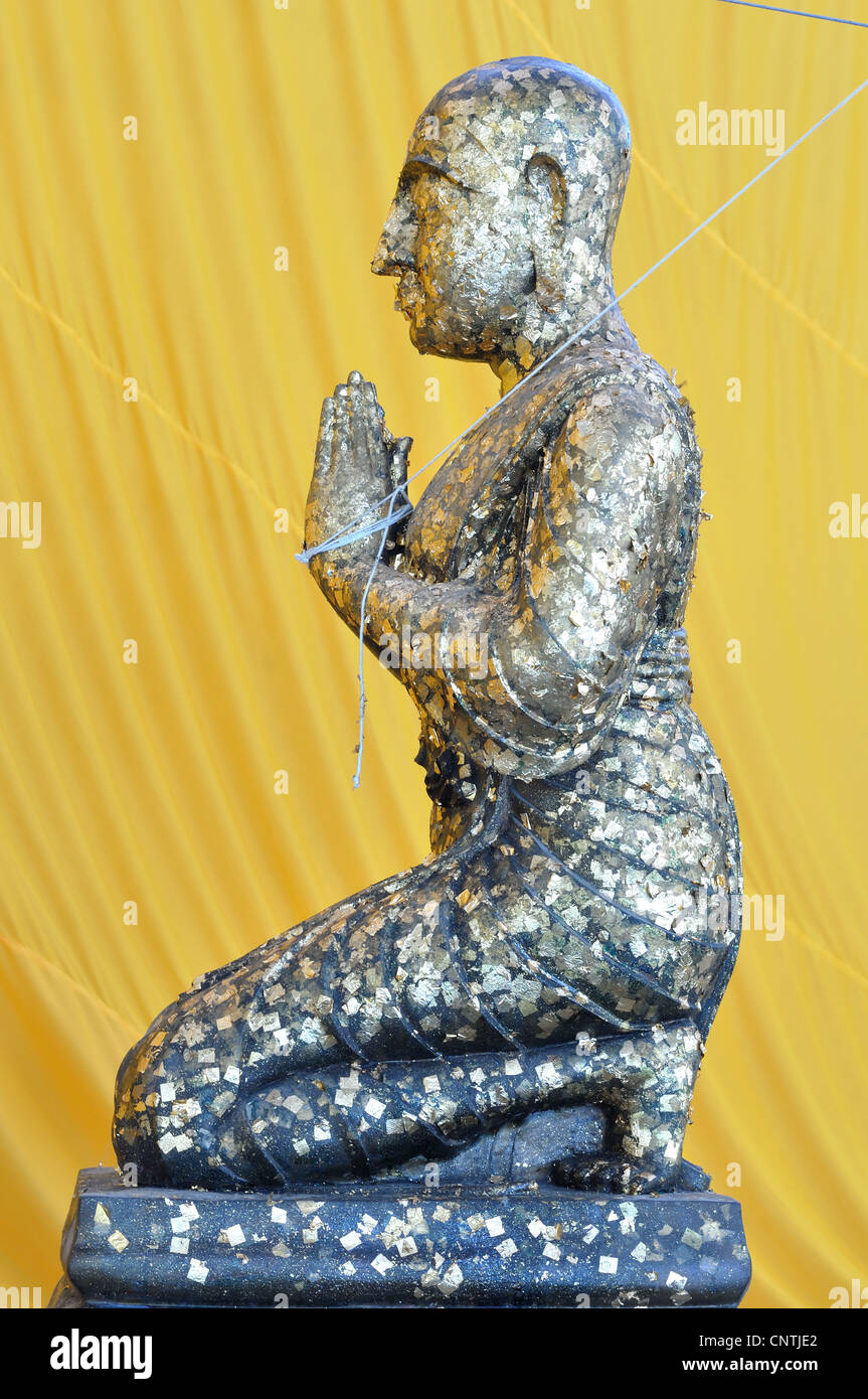 Golden buddhist monk statue hi-res stock photography and images - Alamy