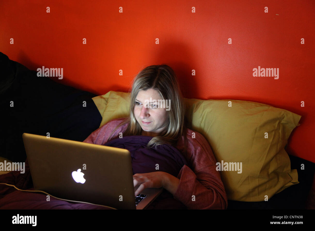 Macbook night hi-res stock photography and images - Alamy