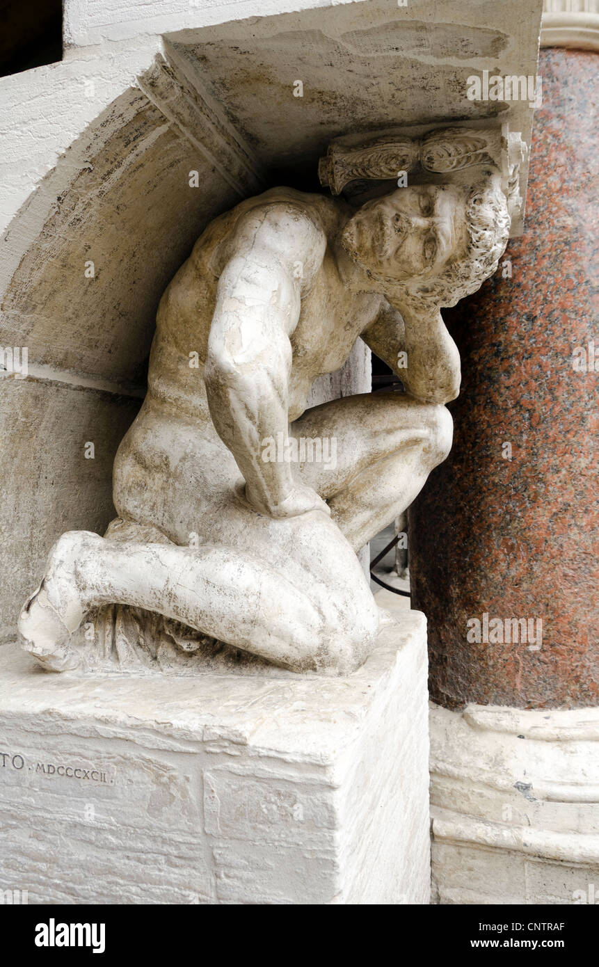 Il Gobbo di Rialto (the Hunchback of the Rialto) in San Giacomo square ...