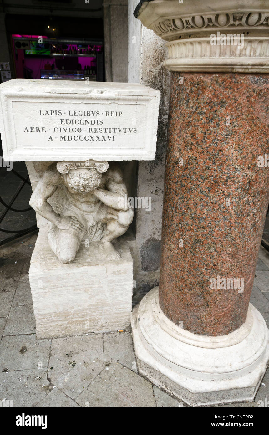 Il Gobbo di Rialto (the Hunchback of the Rialto) in San Giacomo square ...