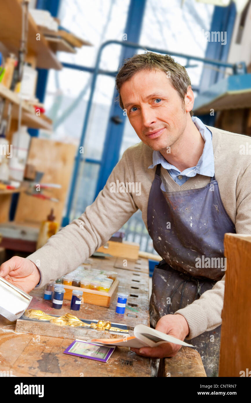 Man working paint store hi-res stock photography and images - Alamy
