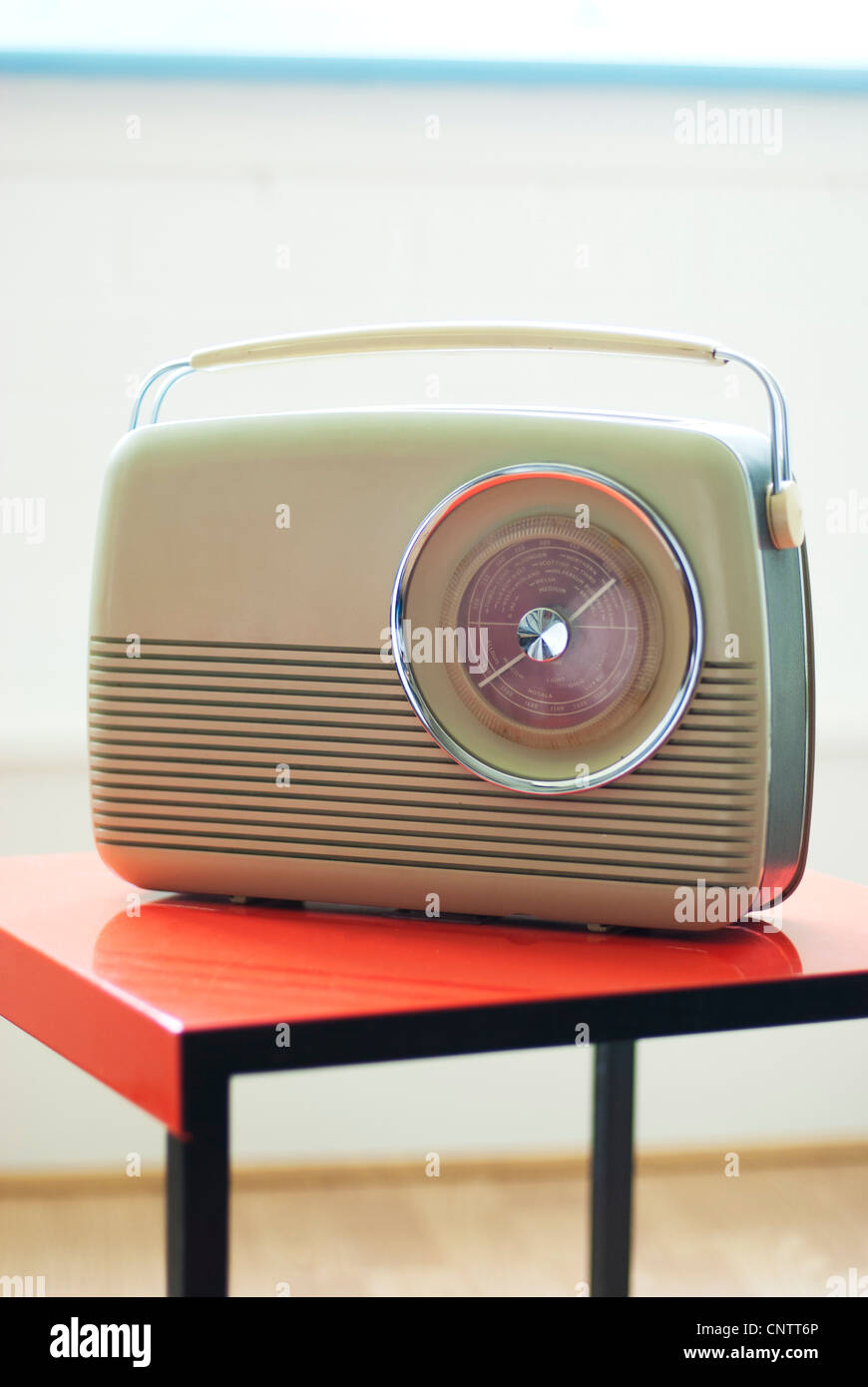 A vintage radio on a table Stock Photo - Alamy