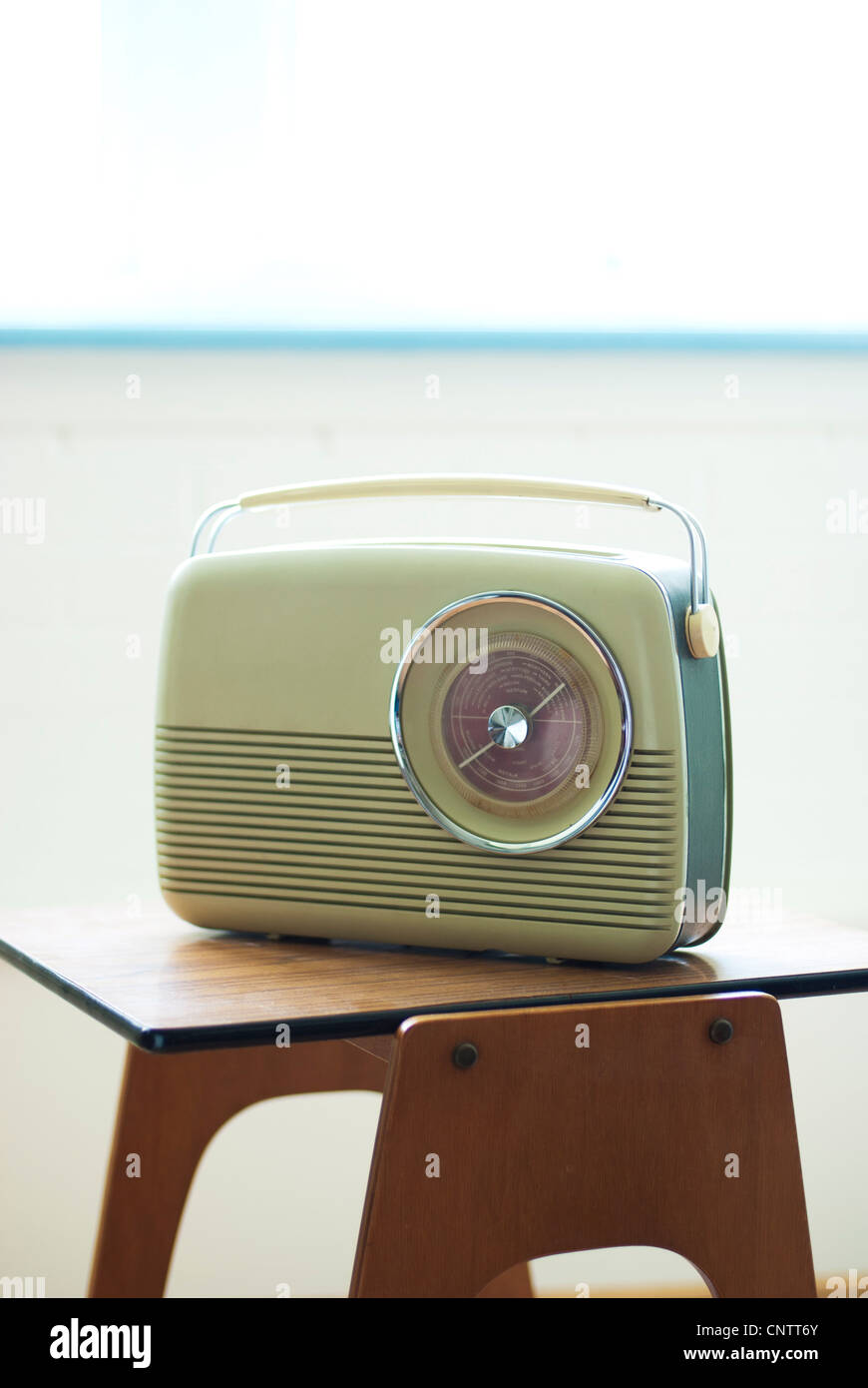 A vintage radio on a table Stock Photo - Alamy