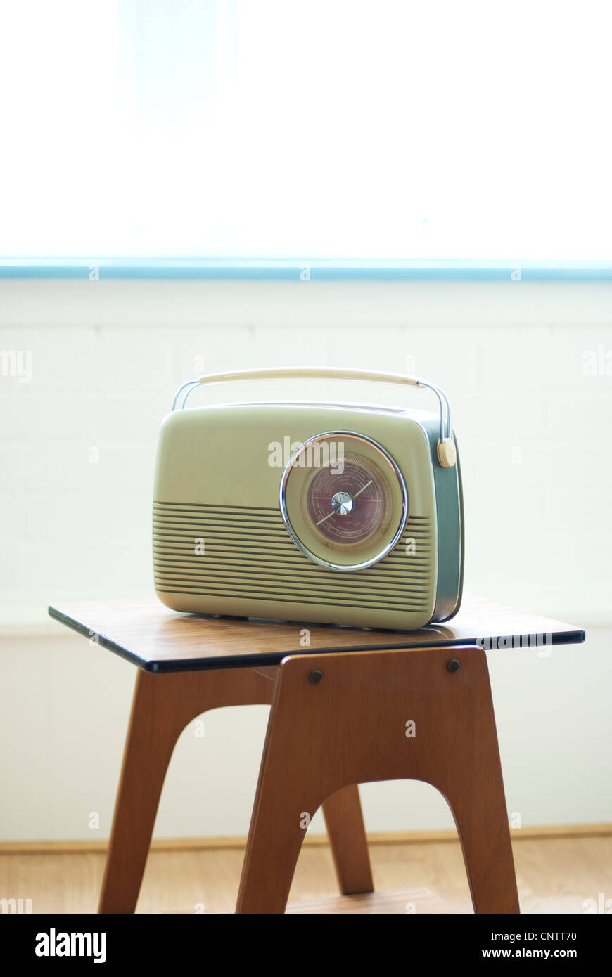 A vintage radio on a table Stock Photo - Alamy