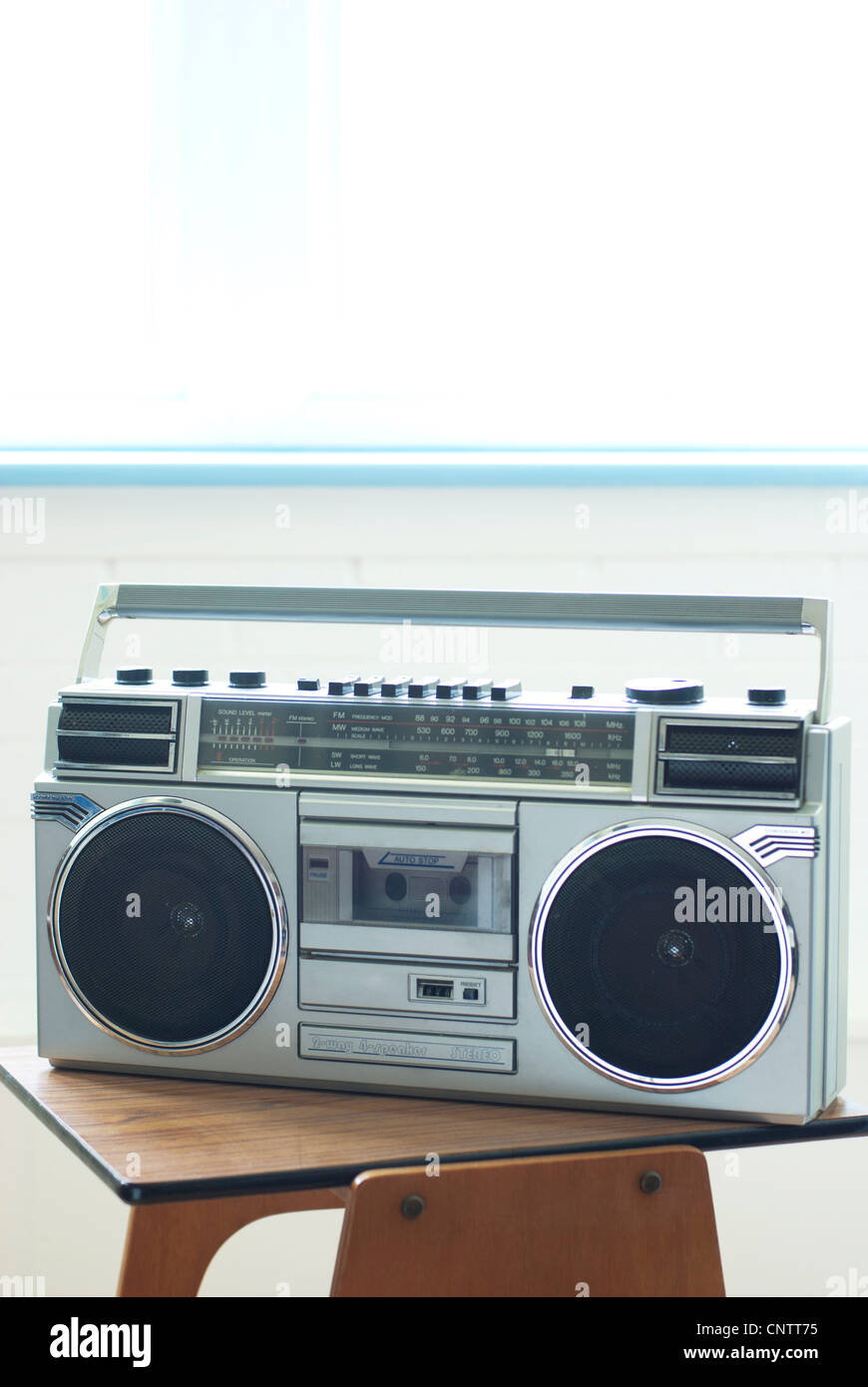 A vintage radio on a table Stock Photo - Alamy