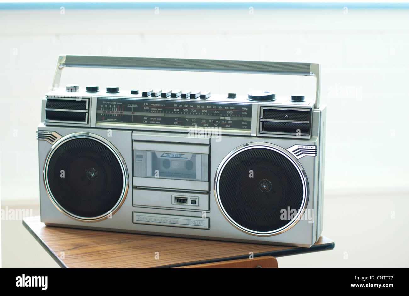 A vintage radio on a table Stock Photo - Alamy